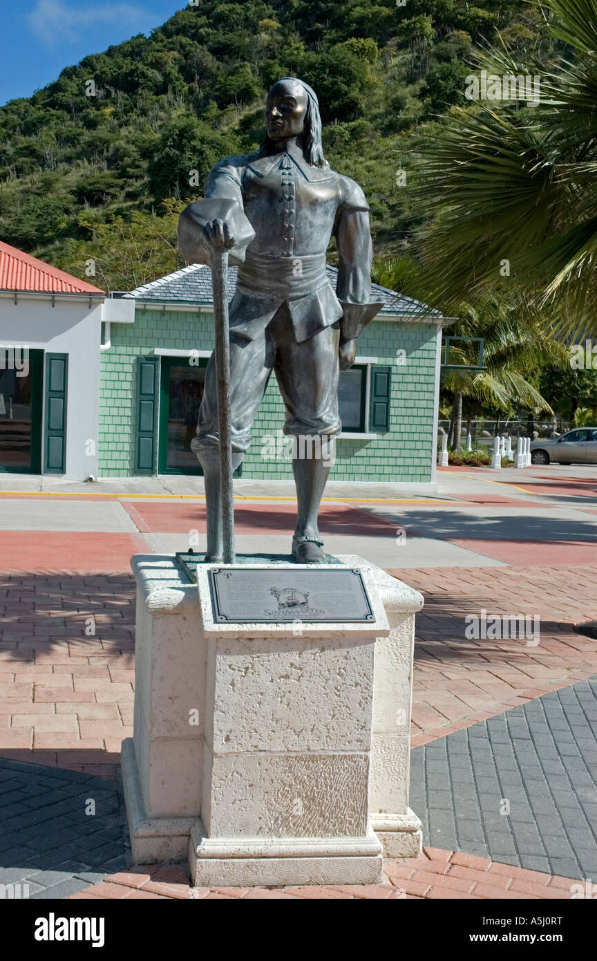 Statue en bronze de vieux marin ou pioneer à l'intérieur du terminal de ...