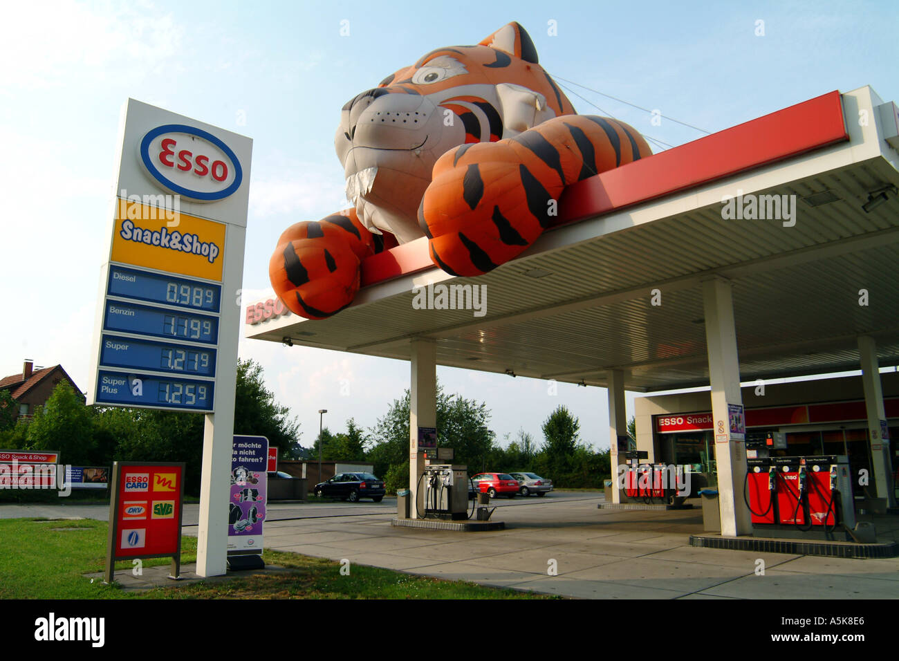 Esso petrol station Banque de photographies et d’images à haute ...
