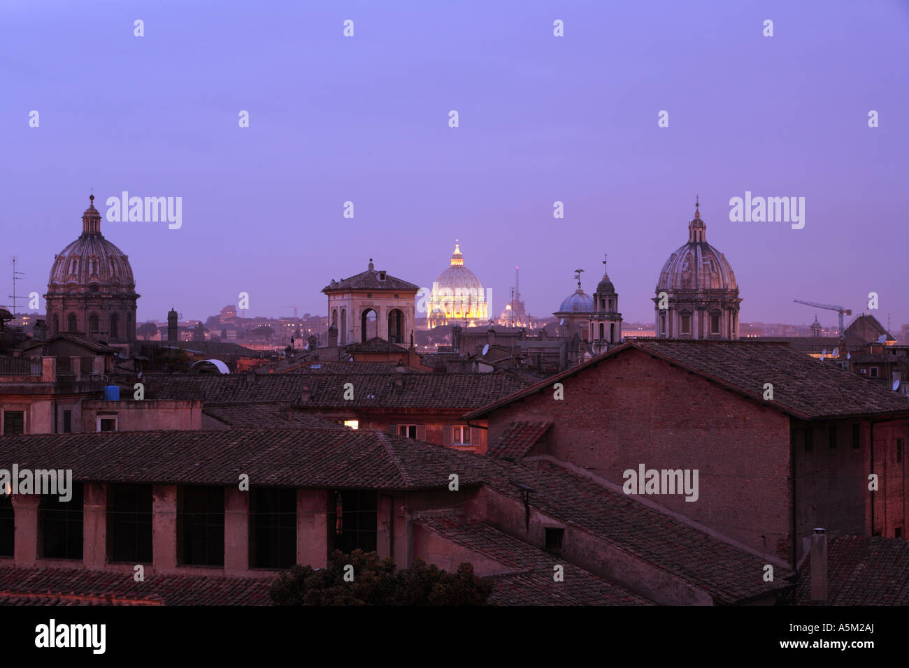 Toits de Rome au crépuscule avec le dôme ou une coupole de Saint ...