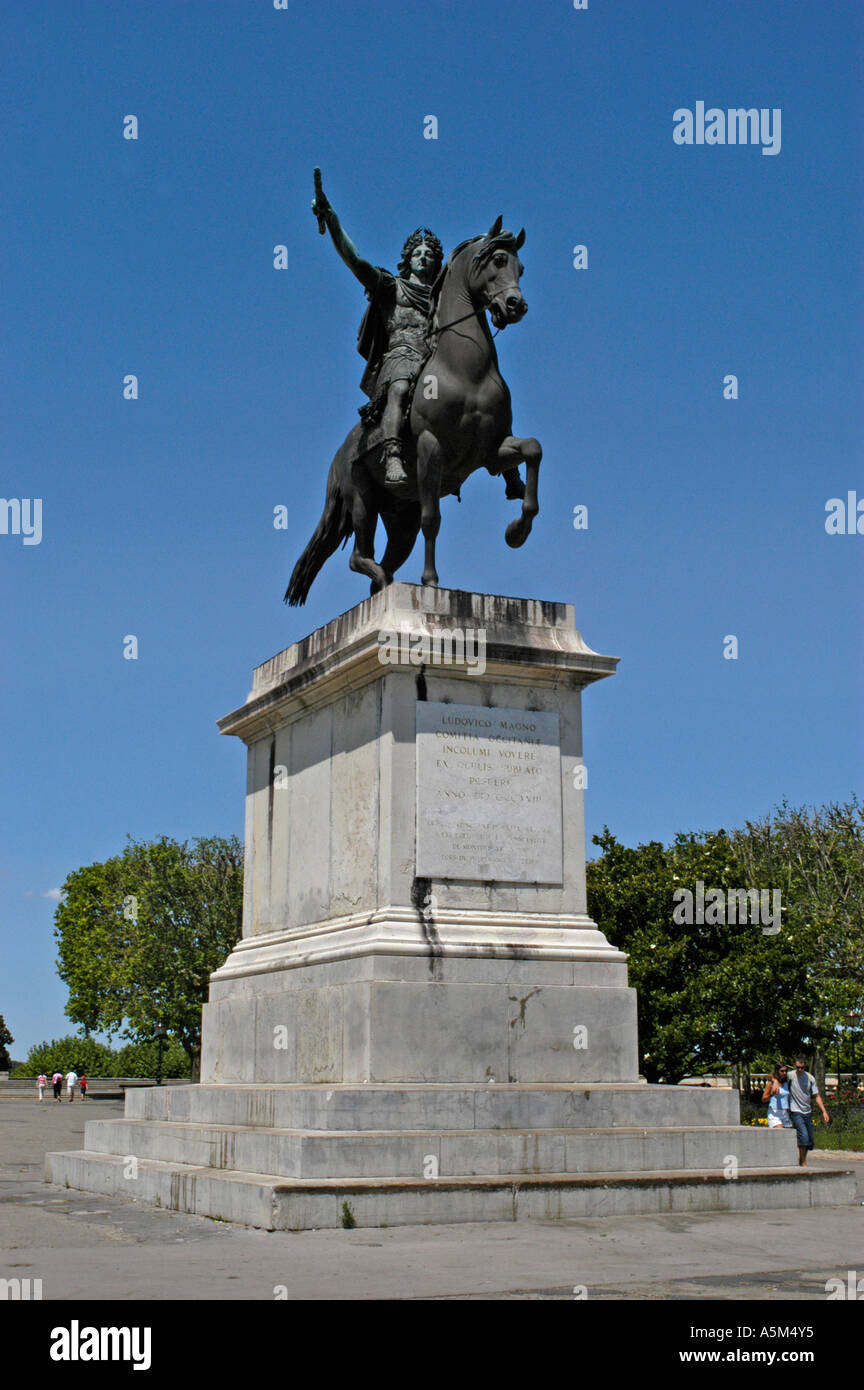 Une grande statue du roi Louis XIV se tient sur la Promenade du Peyrou ...