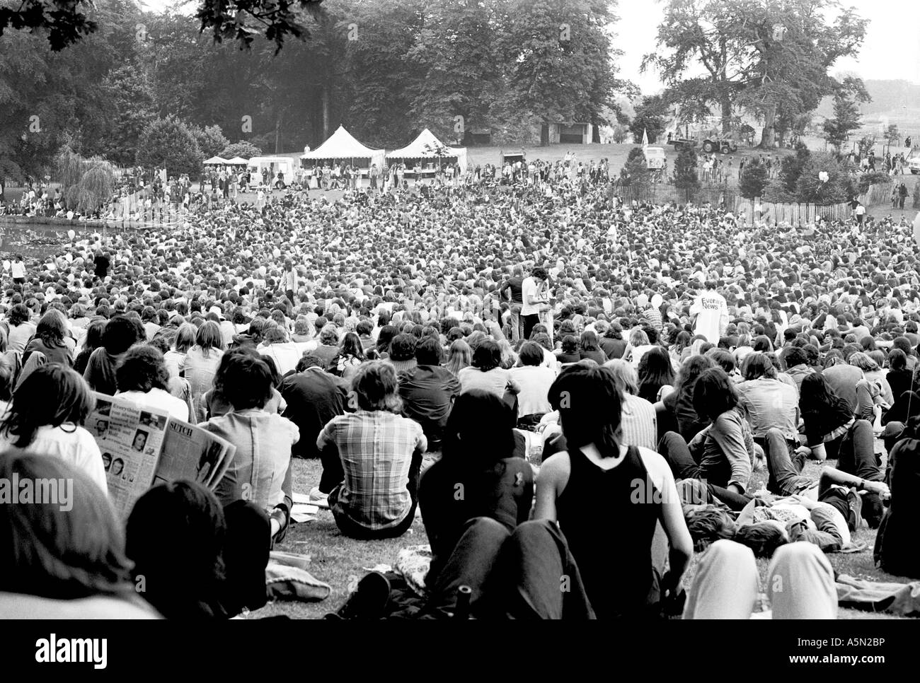 Music concert festival hippie hippies crowd people music arlo Banque de ...