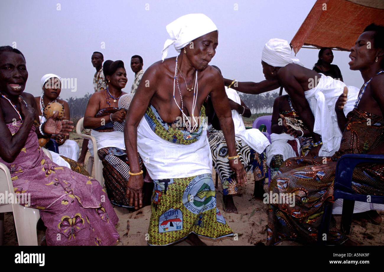 Cérémonie vaudou au Bénin AFRIQUE DE L'OUEST EST LA RELIGION NATIONALE ...