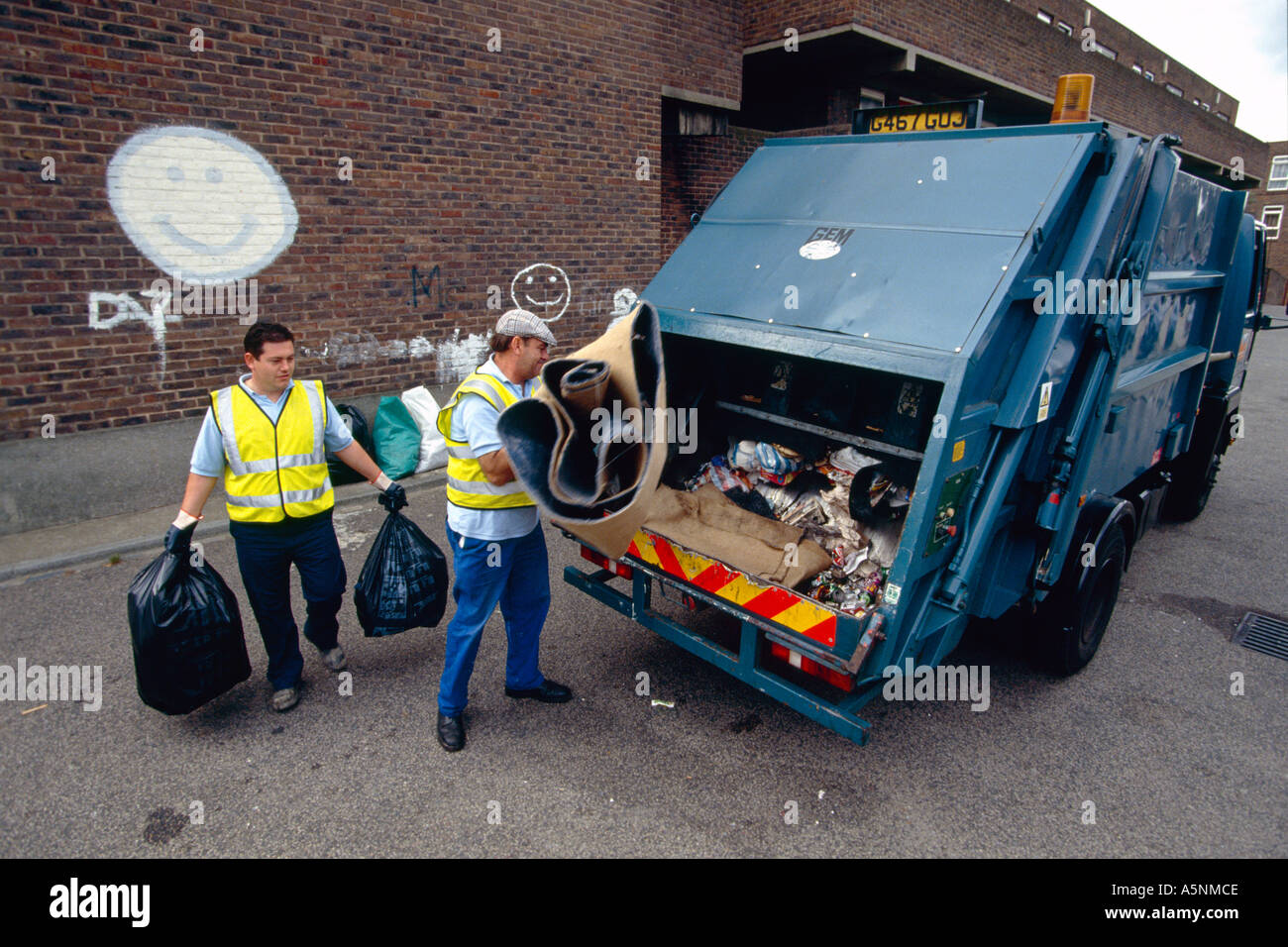 Éboueurs ou ramasseurs travaillent pour le conseil local des déchets ou ...