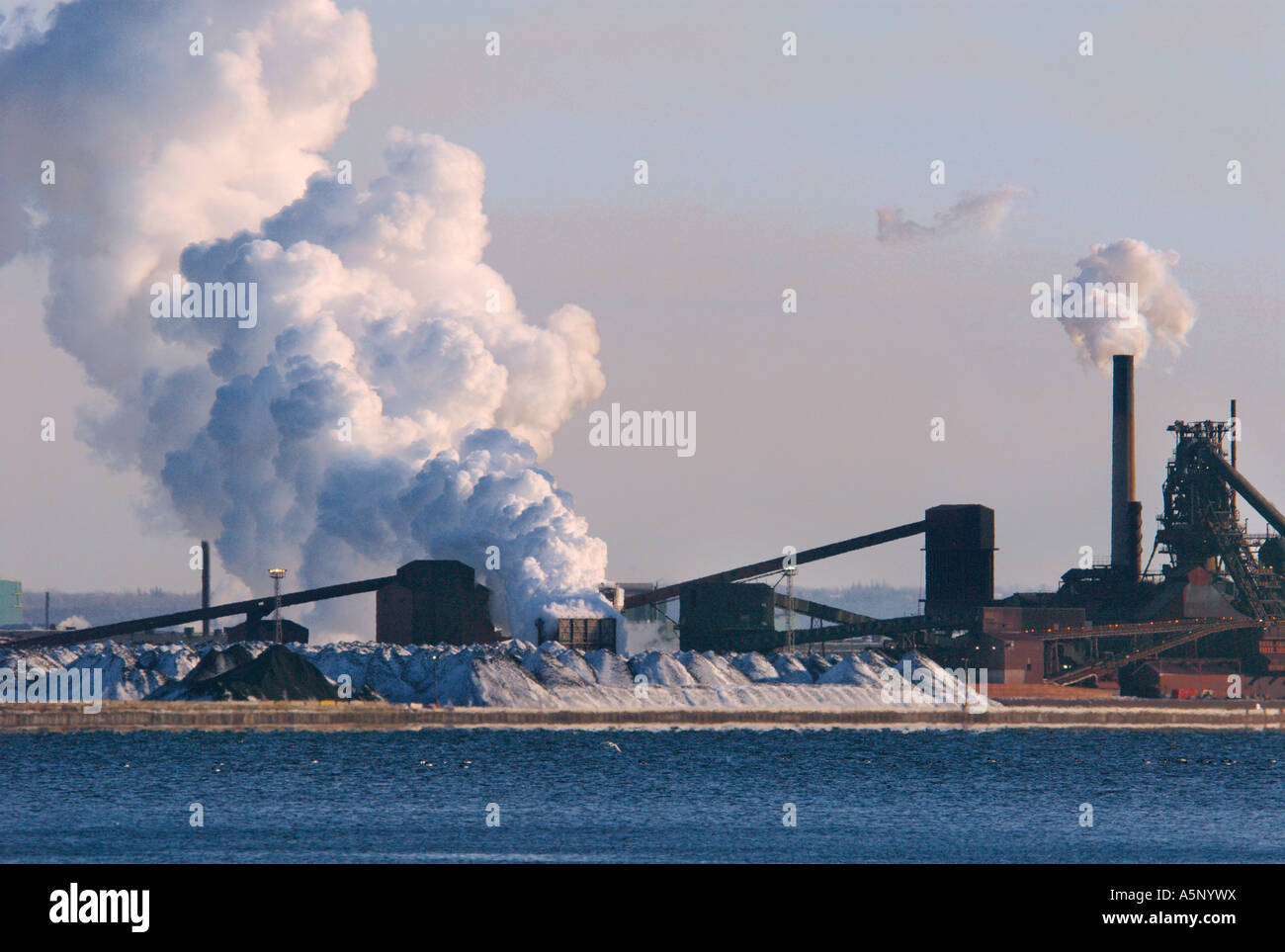 Pollution industrielle lourde Banque de photographies et d’images à ...