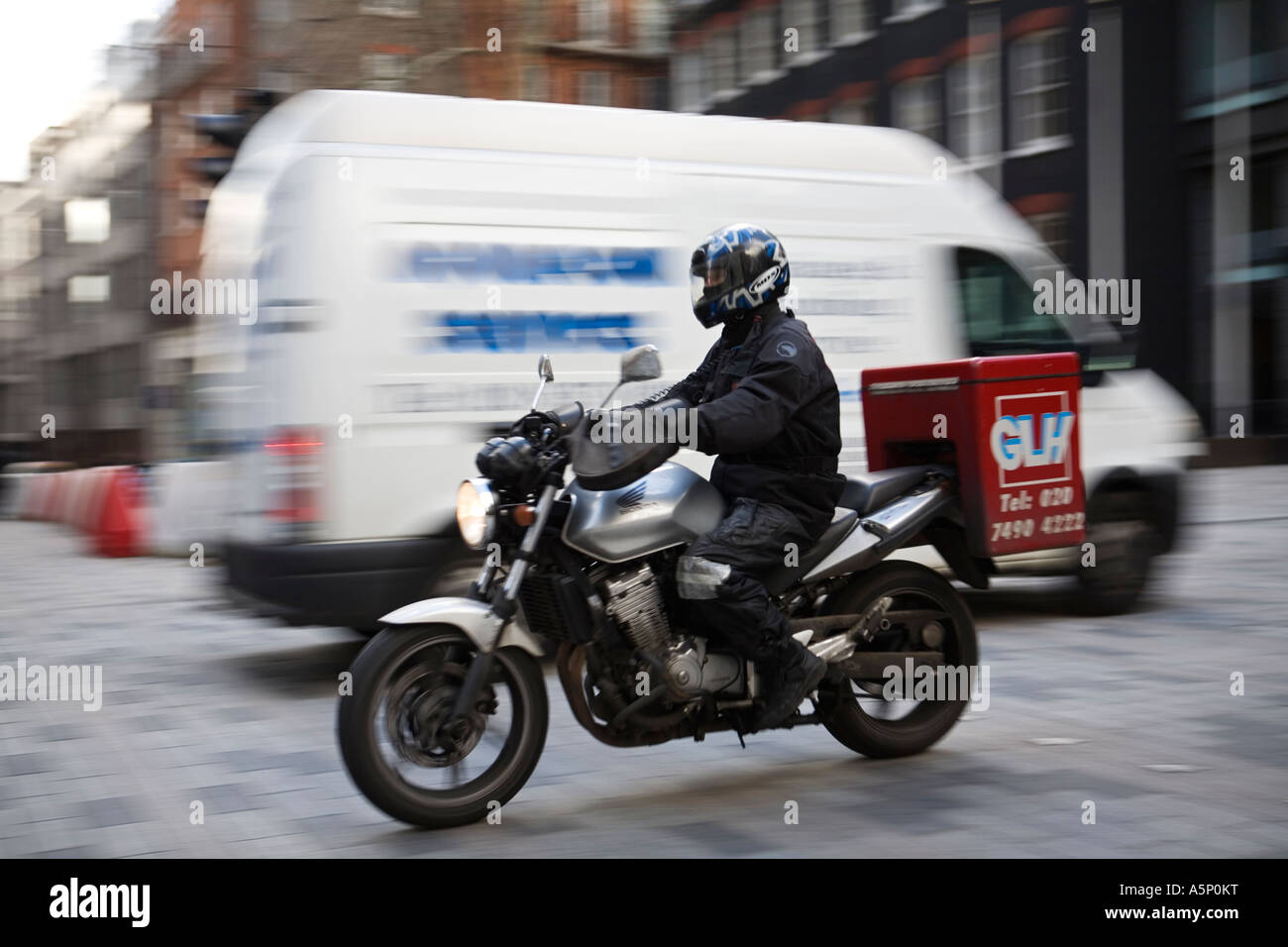 Motorcycle courier Banque de photographies et d’images à haute résolution - Alamy