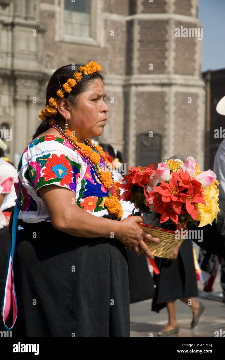 Danse autochtone avec un panier de fleurs - La Vierge de Guadalupe ...