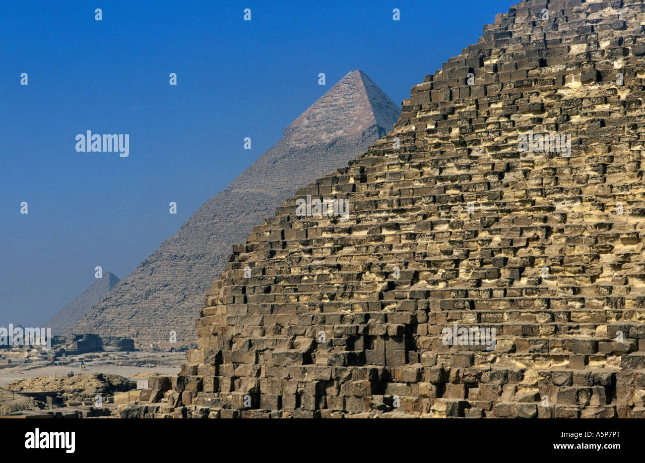 Pyramide de Chéops en face de pyramide de Khafré avec du calcaire ...