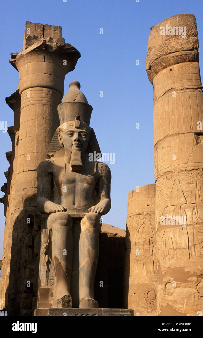 Statue colossale de Ramsès II sur son trône dans le temple de Luxor ... Statue colossale de Ramsès II sur son trône dans le temple de Luxor ...