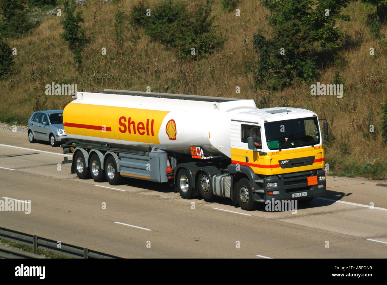 Autoroute M25 camion-citerne de carburant Shell ERF économiser des ...