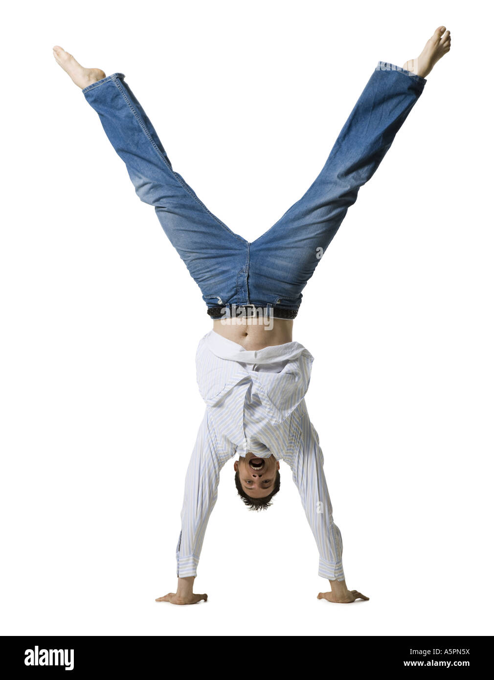 Homme faisant des handstands Banque de photographies et d’images à ...