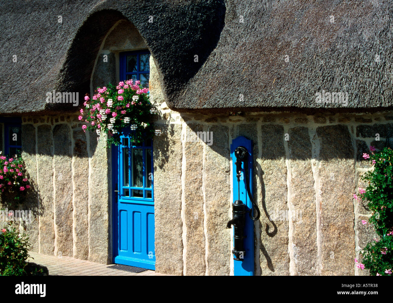 Maison bretonne au toit de chaume Banque de photographies et d’images à haute résolution - Alamy