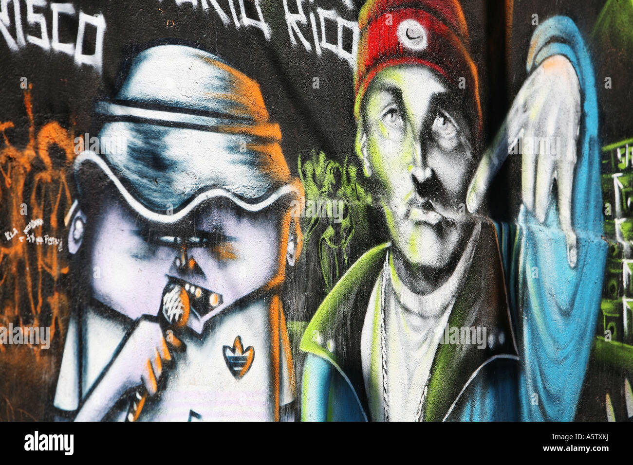 Détail paysage horizontal de graffitis peints sur le mur, des ...