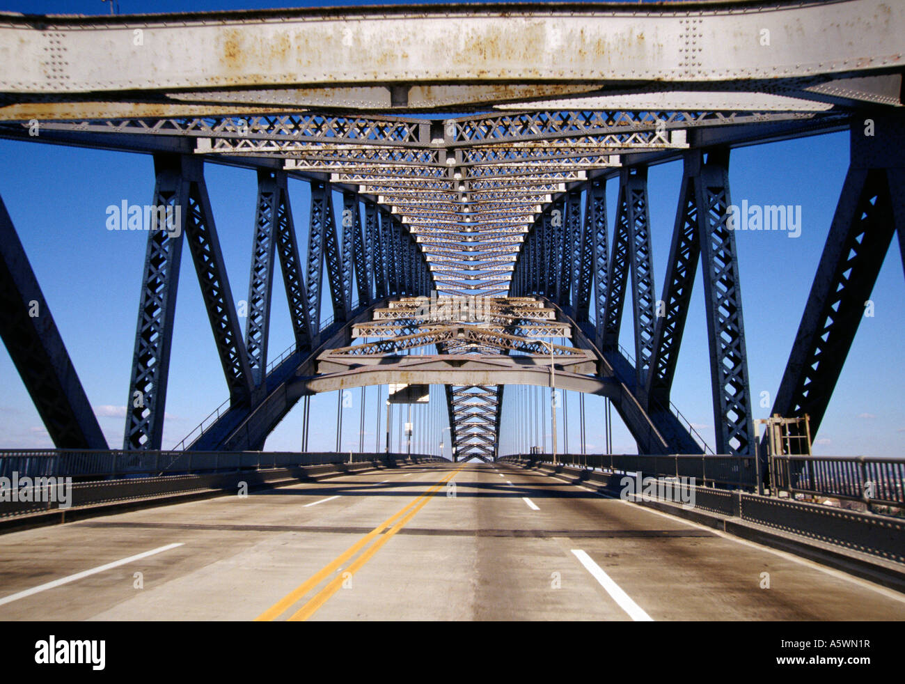 Pont en treillis avec des arches Banque de photographies et d’images à ...