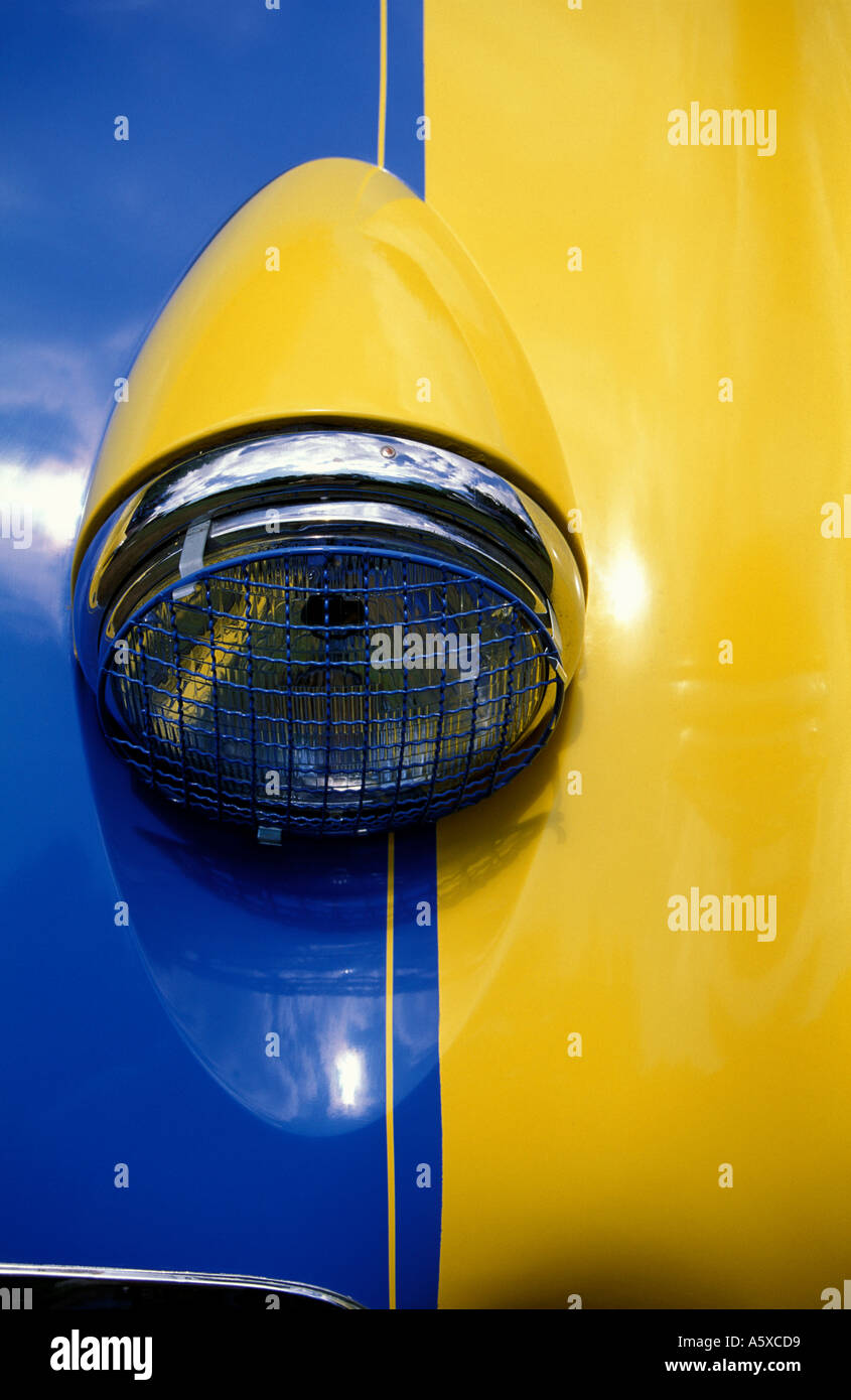 Phare de la voiture de course avec grille de protection Photo Stock - Alamy