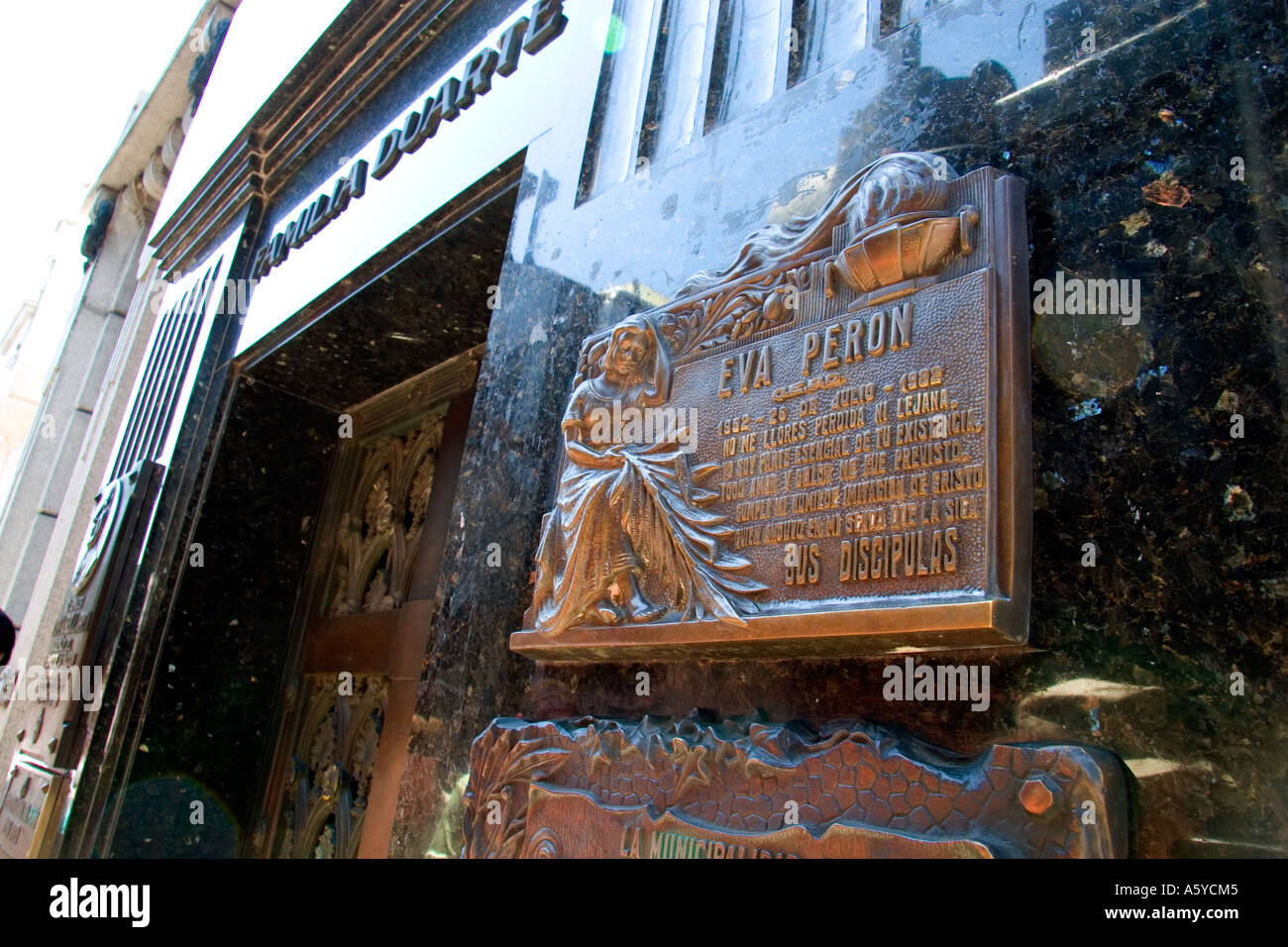 Le mausolée de la famille Duarte avec la tombe d'Eva Peron au cimetière de Recoleta à Buenos ...