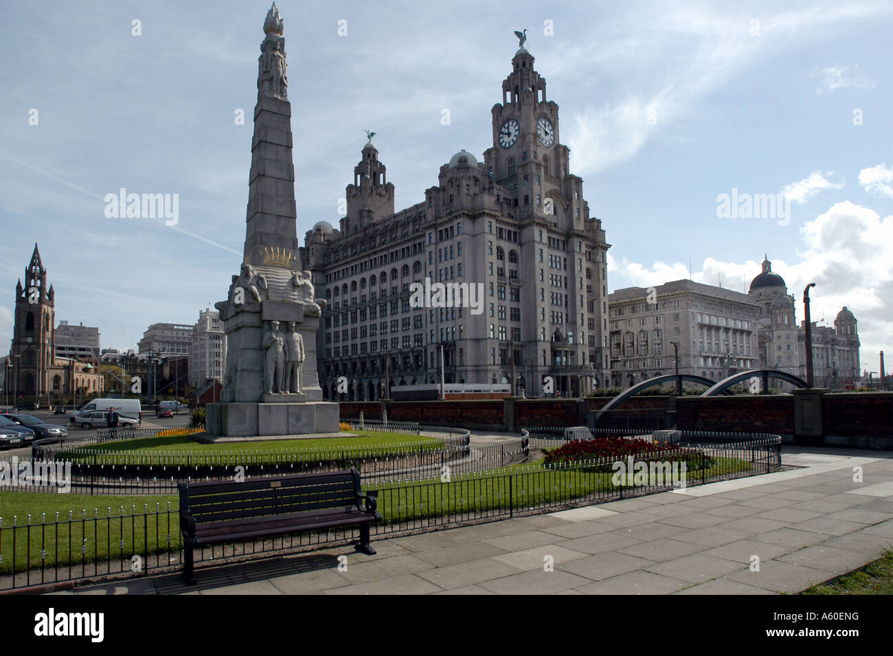 Le TITANIC MEMORIAL ET LIVER BUILDING AVEC LIVER BIRD LIVERPOOL CITY OF ...