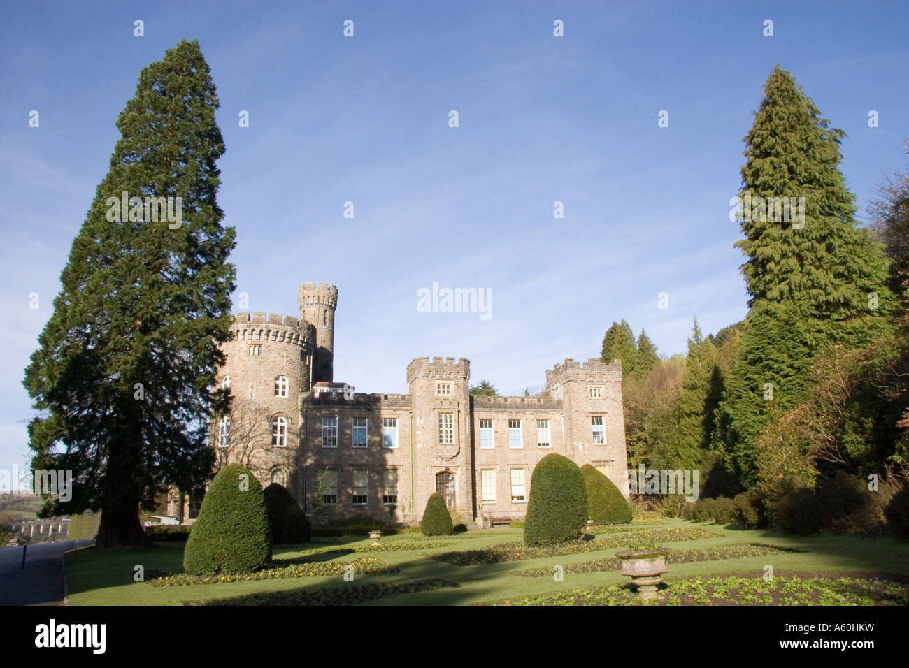 Cyfarthfa castle Banque de photographies et d’images à haute résolution ...