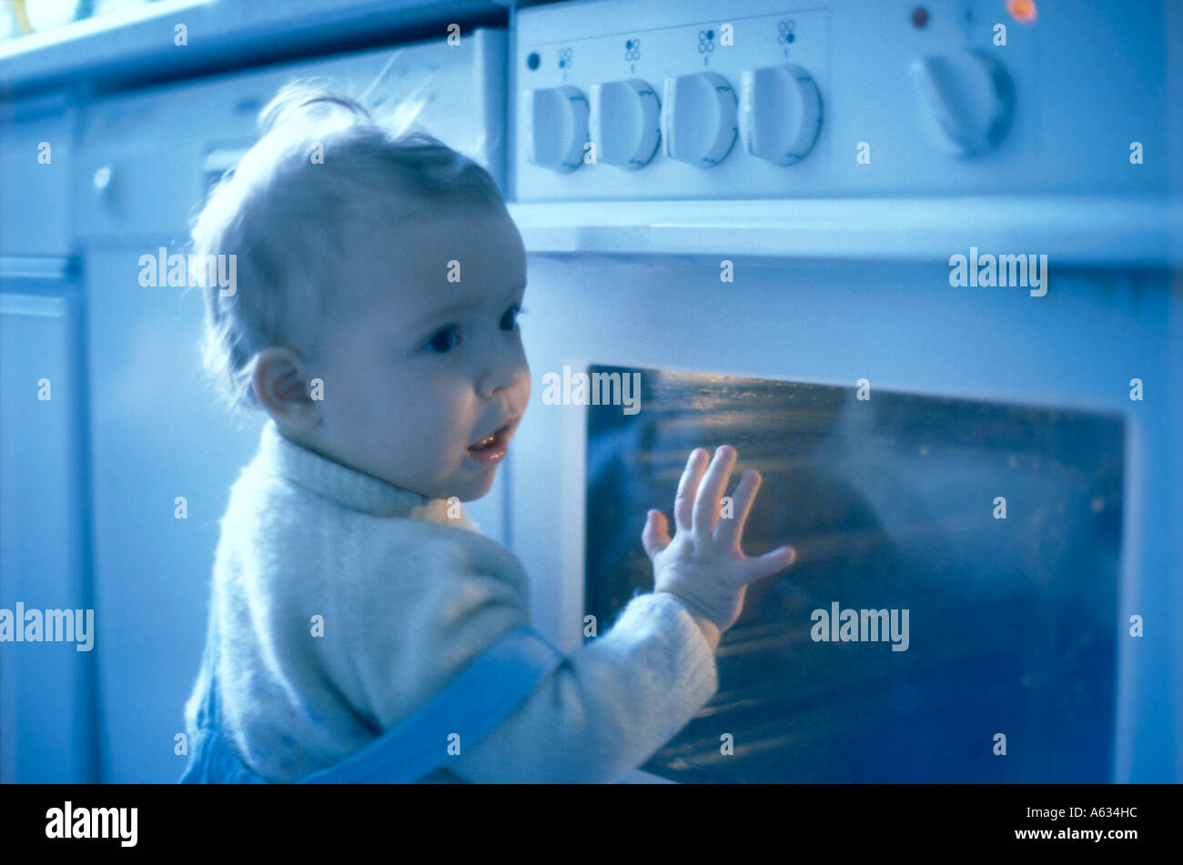 Baby boy touching window Banque de photographies et d’images à haute ...