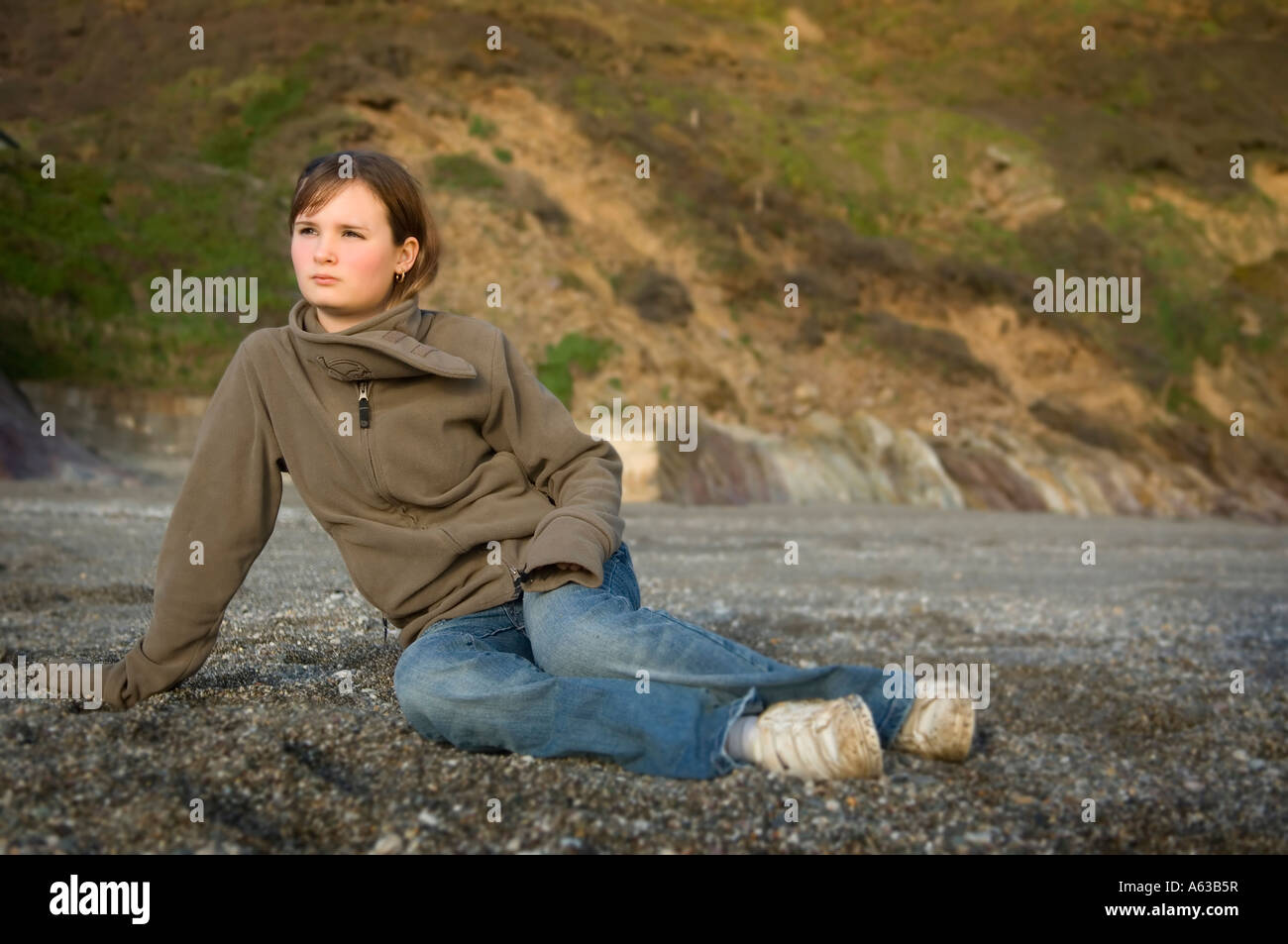 Teenage girl posing sur une plage dans la lumière de fin de soirée ...