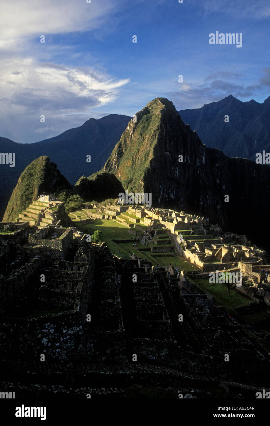 Les gens les touristes visitant le Machu Picchu aka la ville perdue des ...