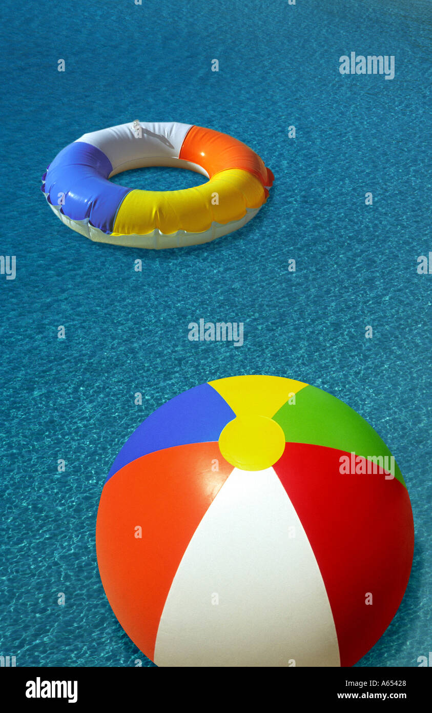Ballon de plage et piscine gonflable ring flottant sur mer Photo Stock ...