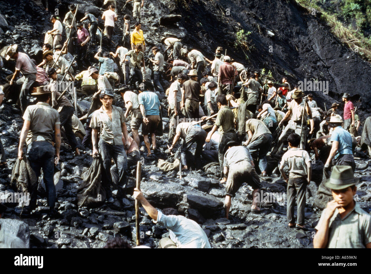 La mine de Muzo en Colombie avec des sacs de remplissage Terre ...