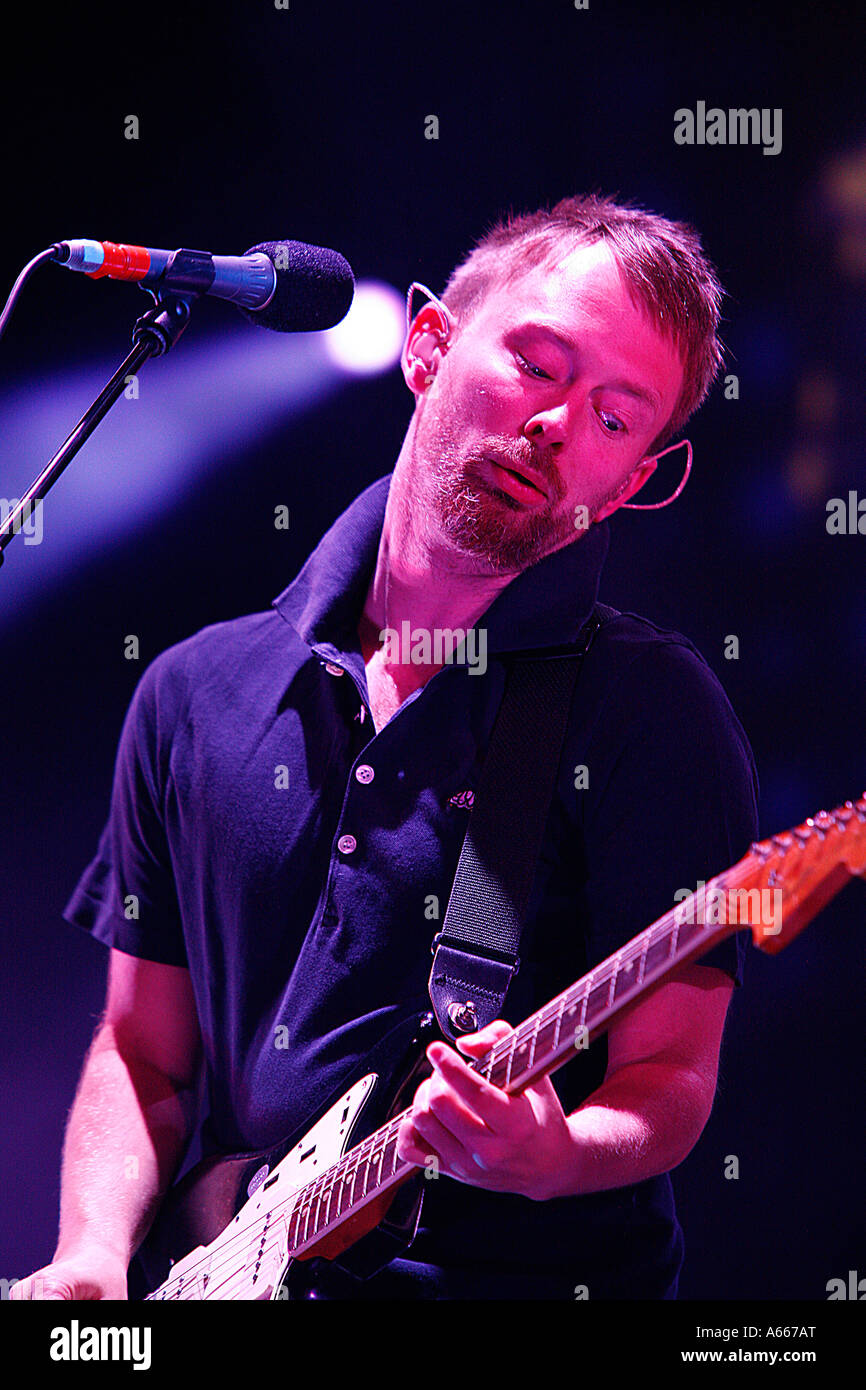 Radiohead singer Banque de photographies et d’images à haute résolution ...