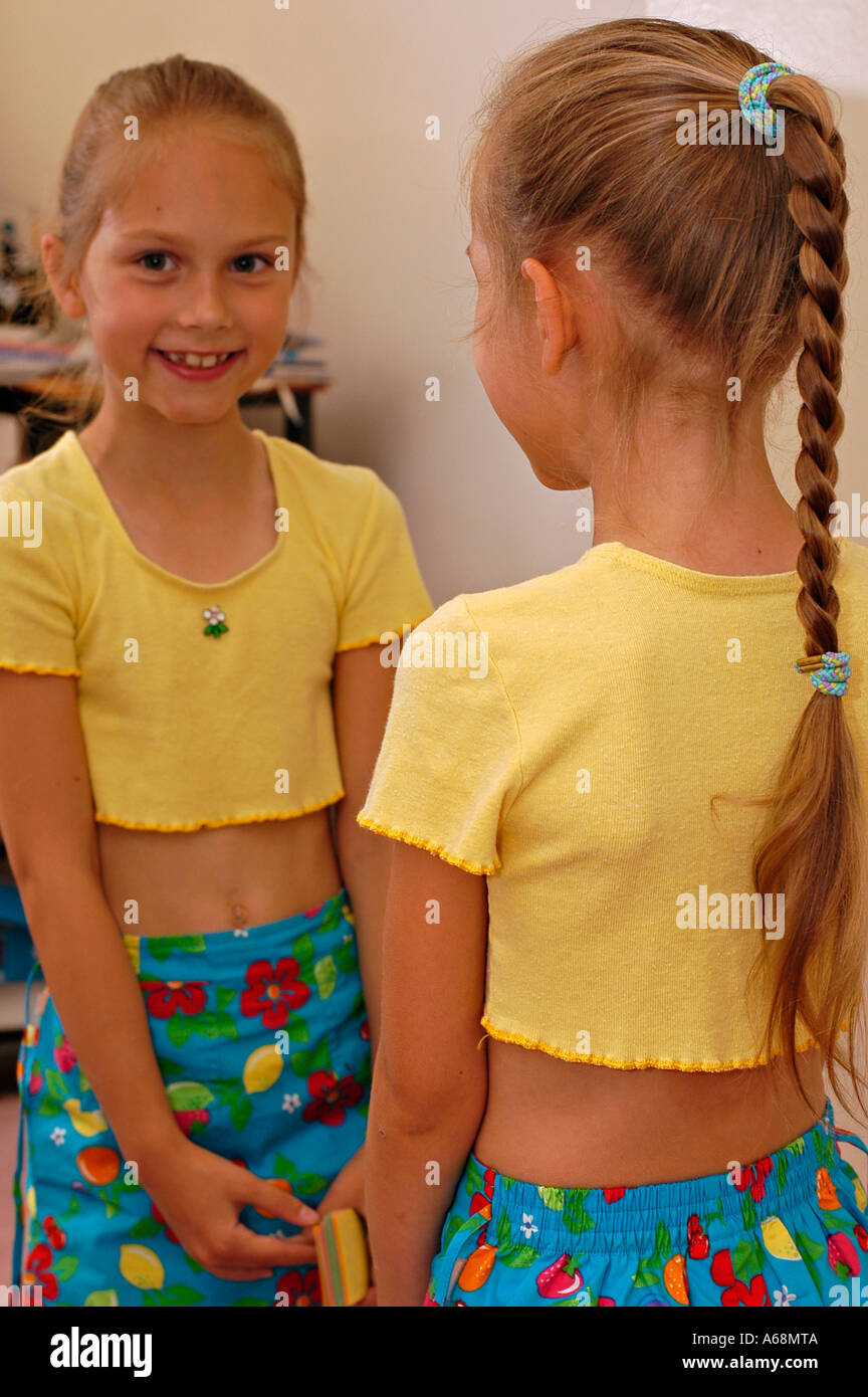 Fille debout devant un miroir Banque de photographies et d’images à haute résolution - Page 2 ...