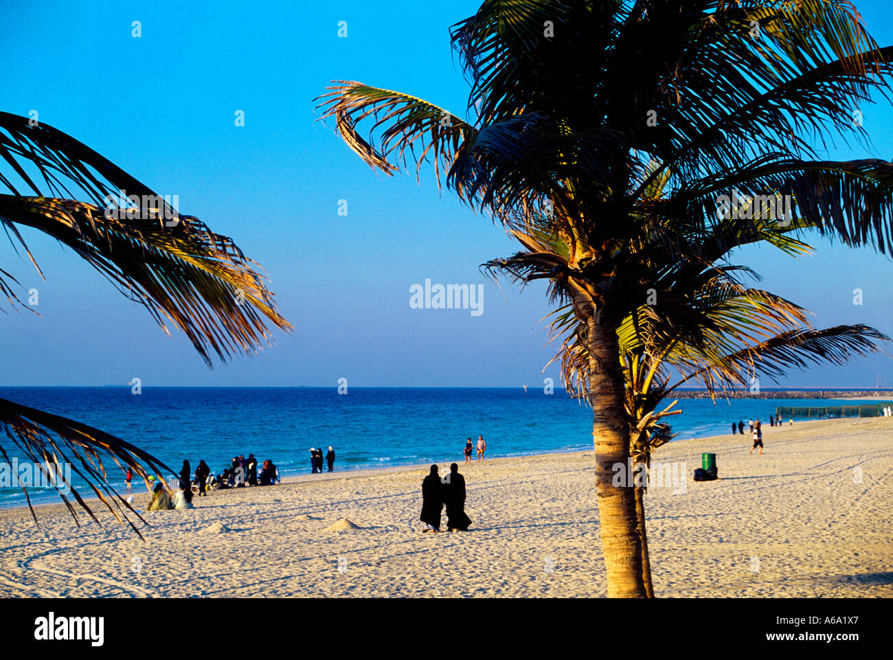 Burka à la plage Banque de photographies et d’images à haute résolution ...