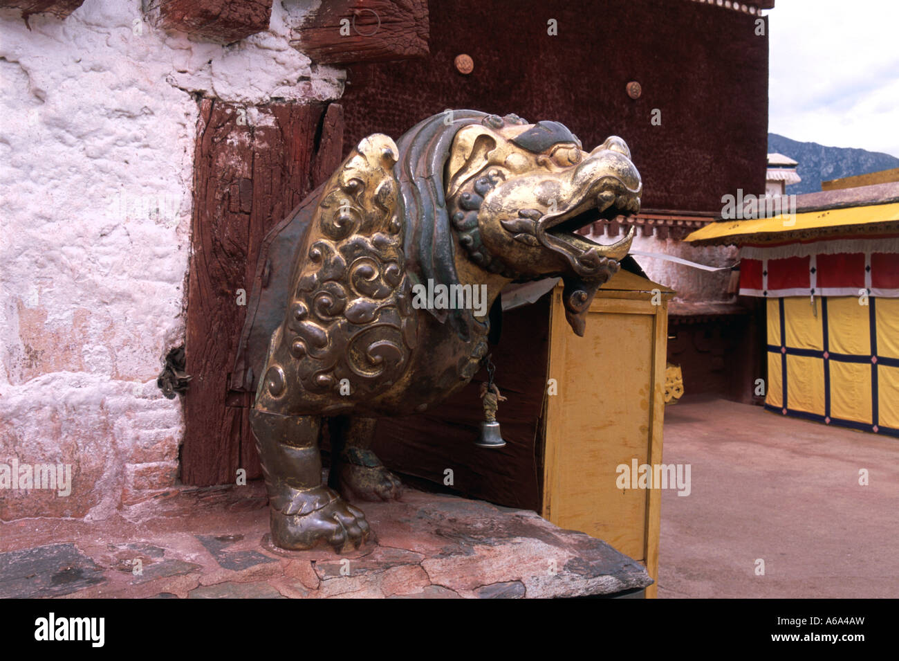 La Chine, Tibet, Lhasa, Marpo Hill, Palais du Potala, statue en bronze ...