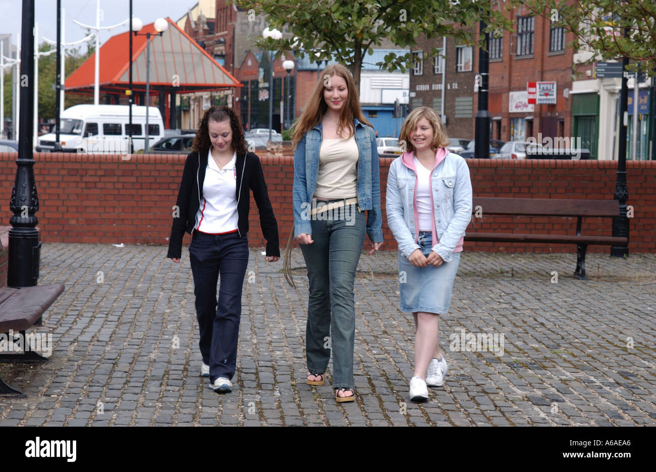 Teenage gang girls Banque de photographies et d’images à haute résolution - Alamy