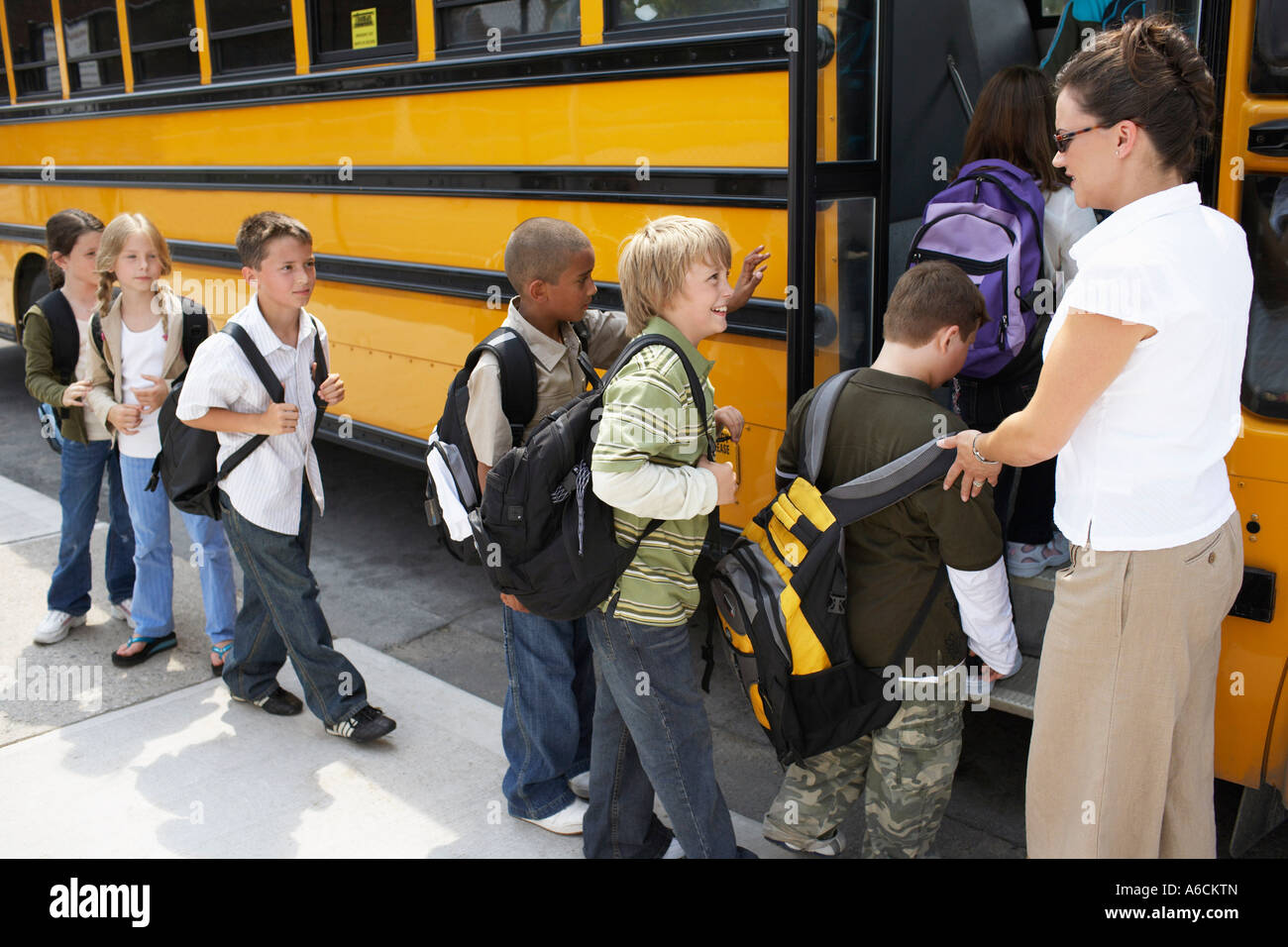 Elementary school pupil boarding bus Banque de photographies et d ...