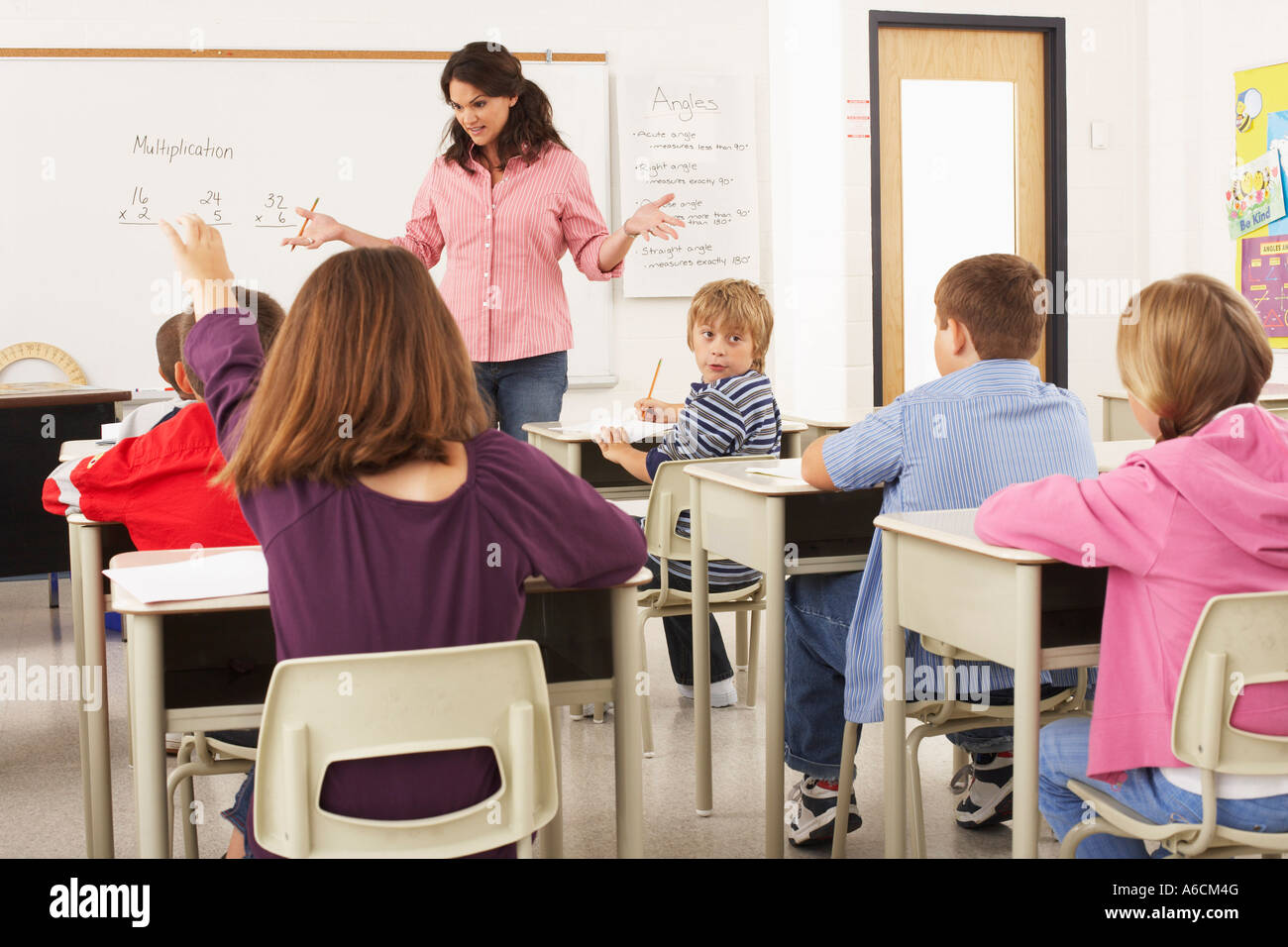 Les élèves et l'enseignant en salle de classe Photo Stock - Alamy
