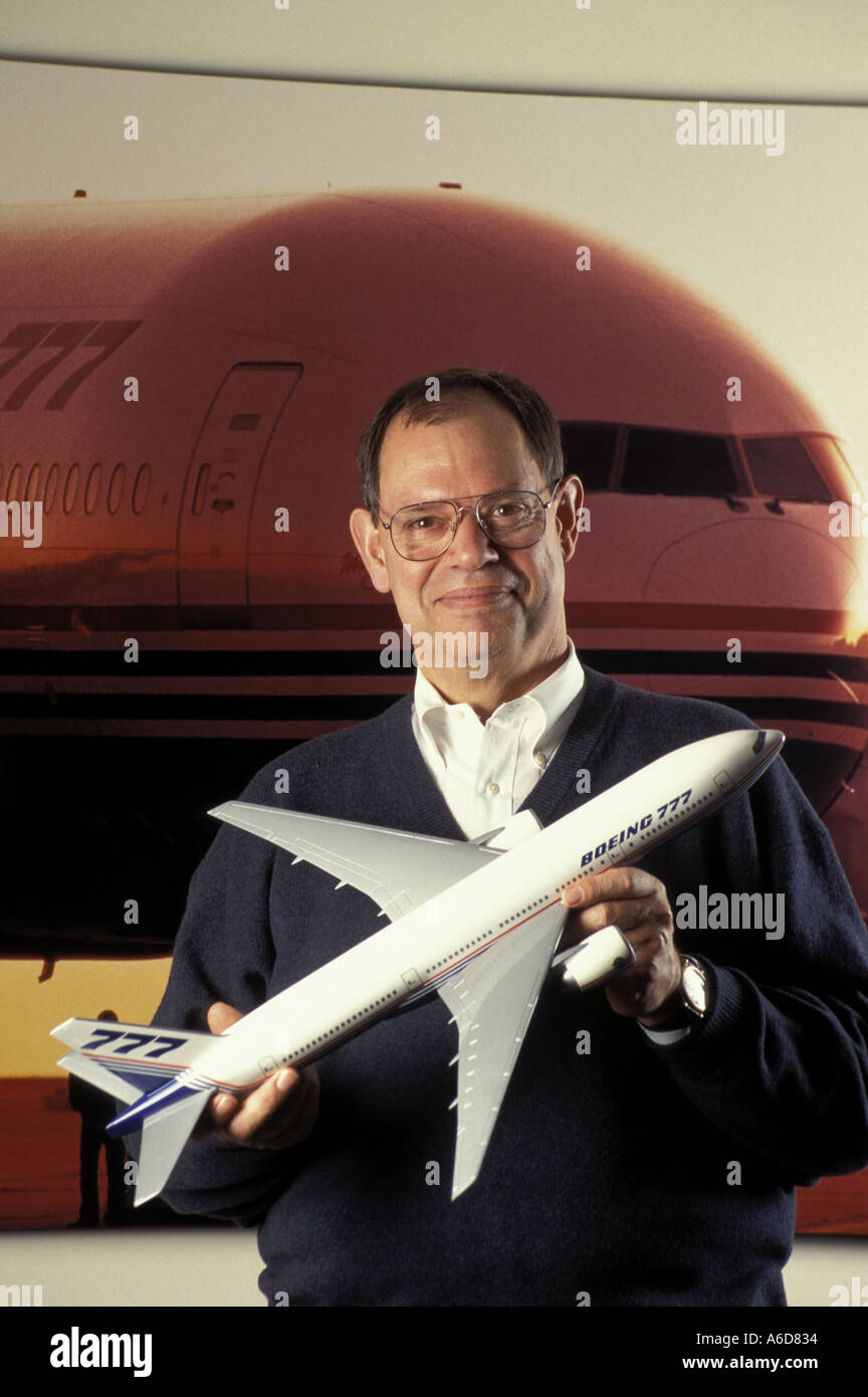 Phil Condit ancien président de Boeing avec un modèle de Boeing 777 ...