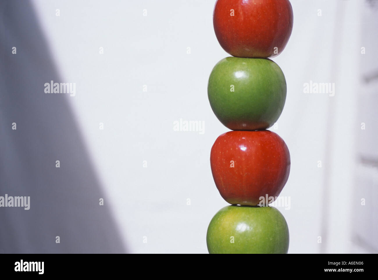 Pommes rouges fruits verts deux quatre Banque de photographies et d ...