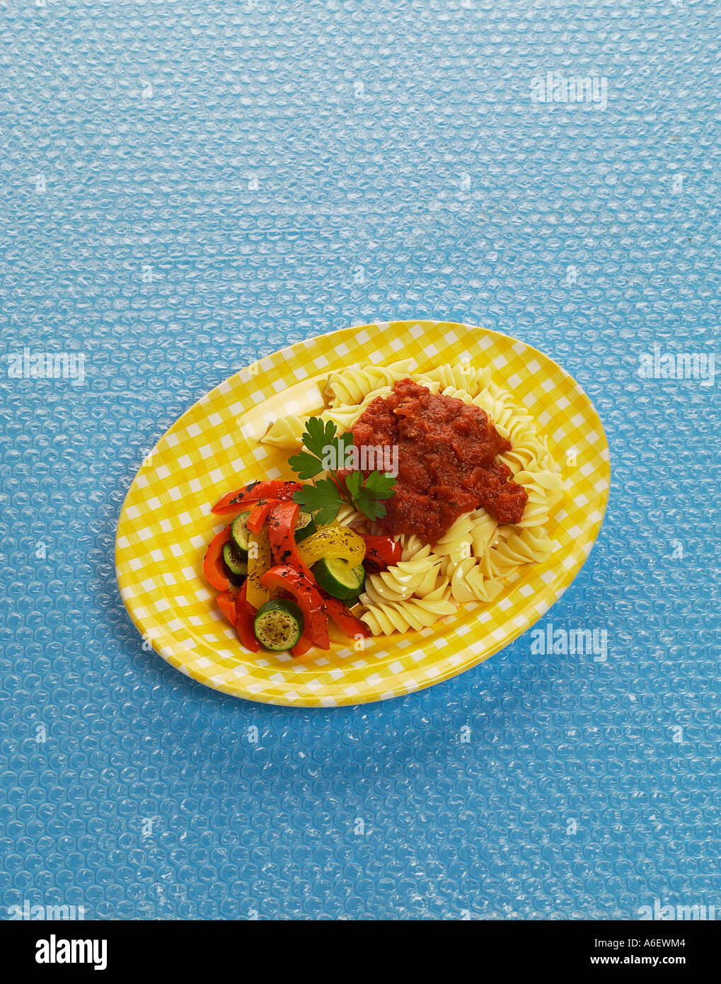 Assiette de pâtes et légumes représentant les composants recommandés ...