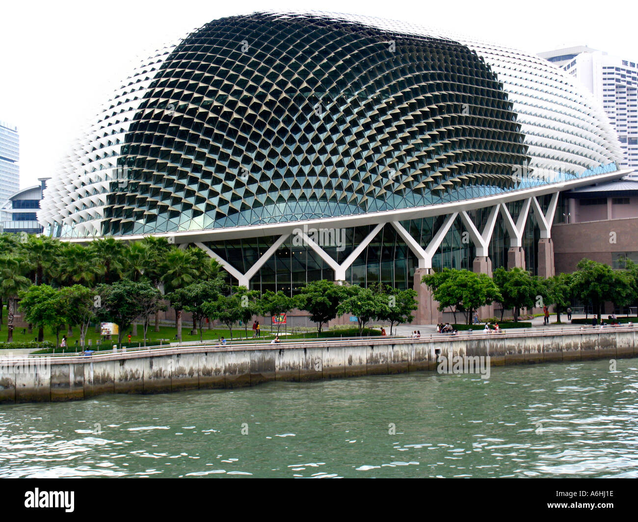 Durian building esplanade centre singapore Banque de photographies et d ...