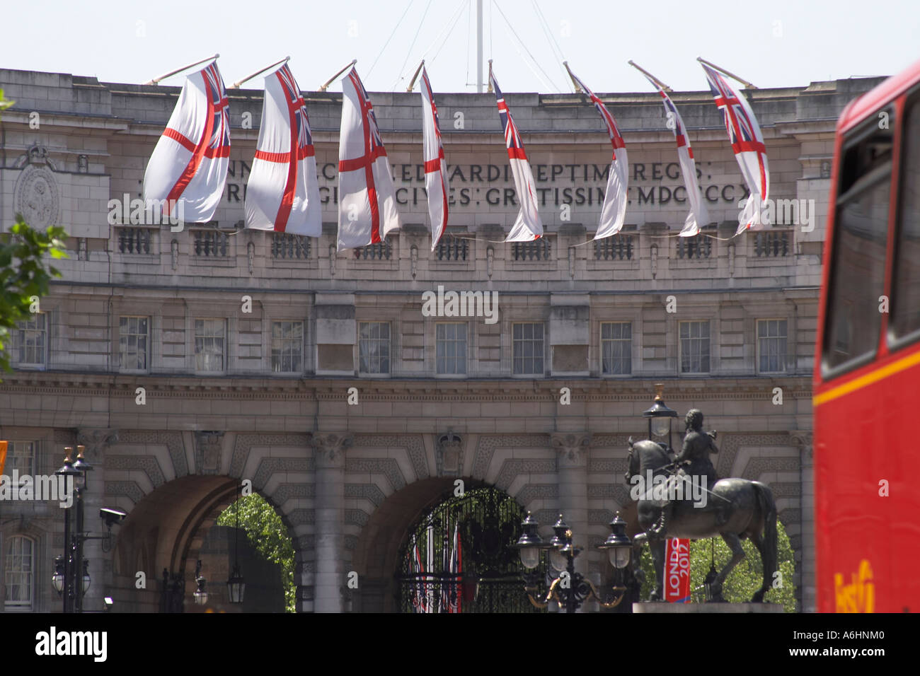 L'Admiralty Arch avec pavillon blanc de la Marine royale Le roi Charles ...