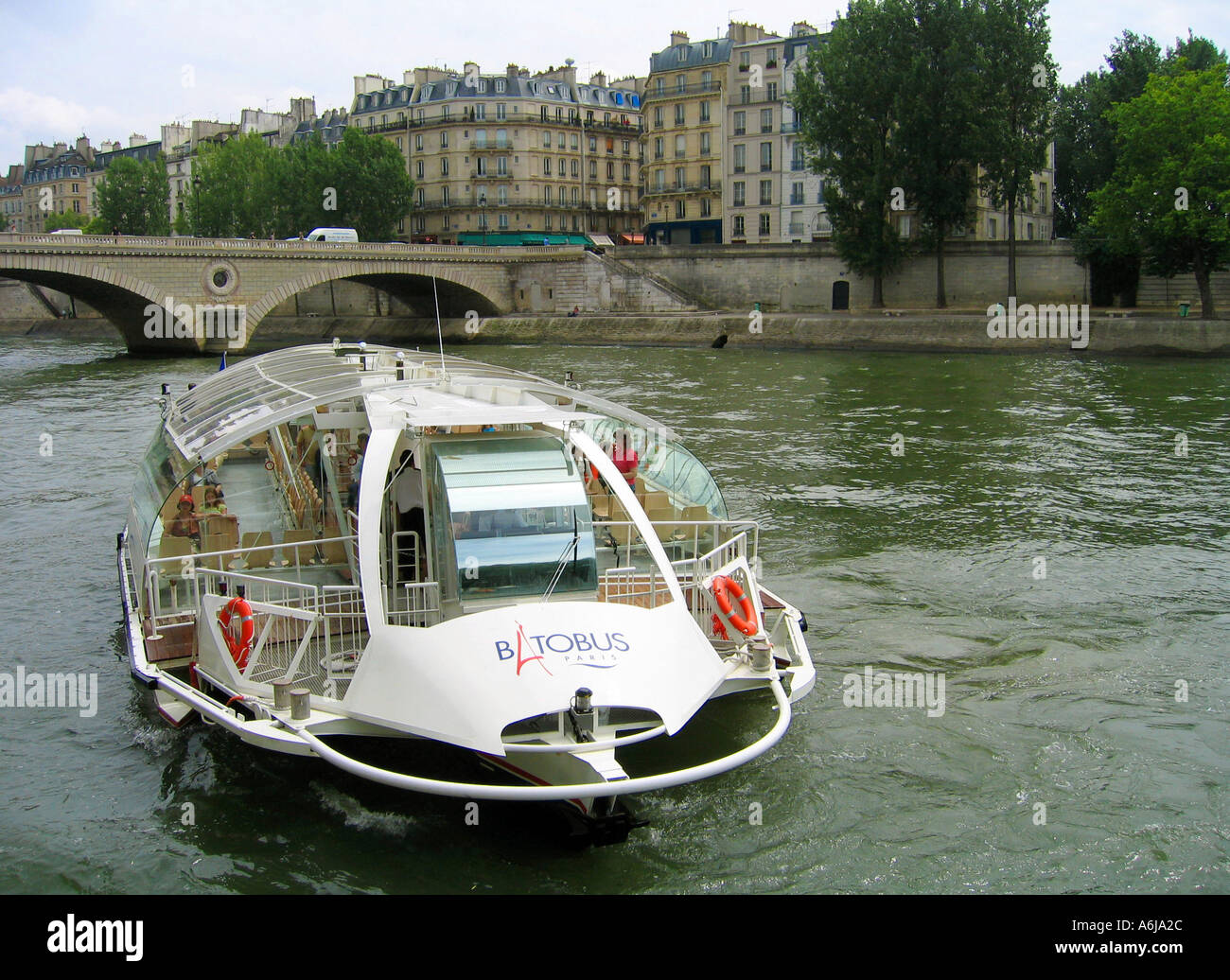 Le Batobus bateau bus ligne est un moyen pratique de voyager le long de ...