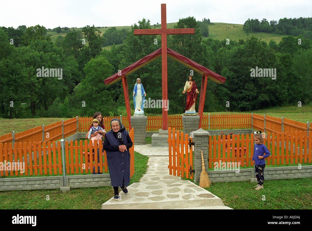Personnes à la Croix-Rouge et les chiffres de la Sainte Mère et Jésus ...