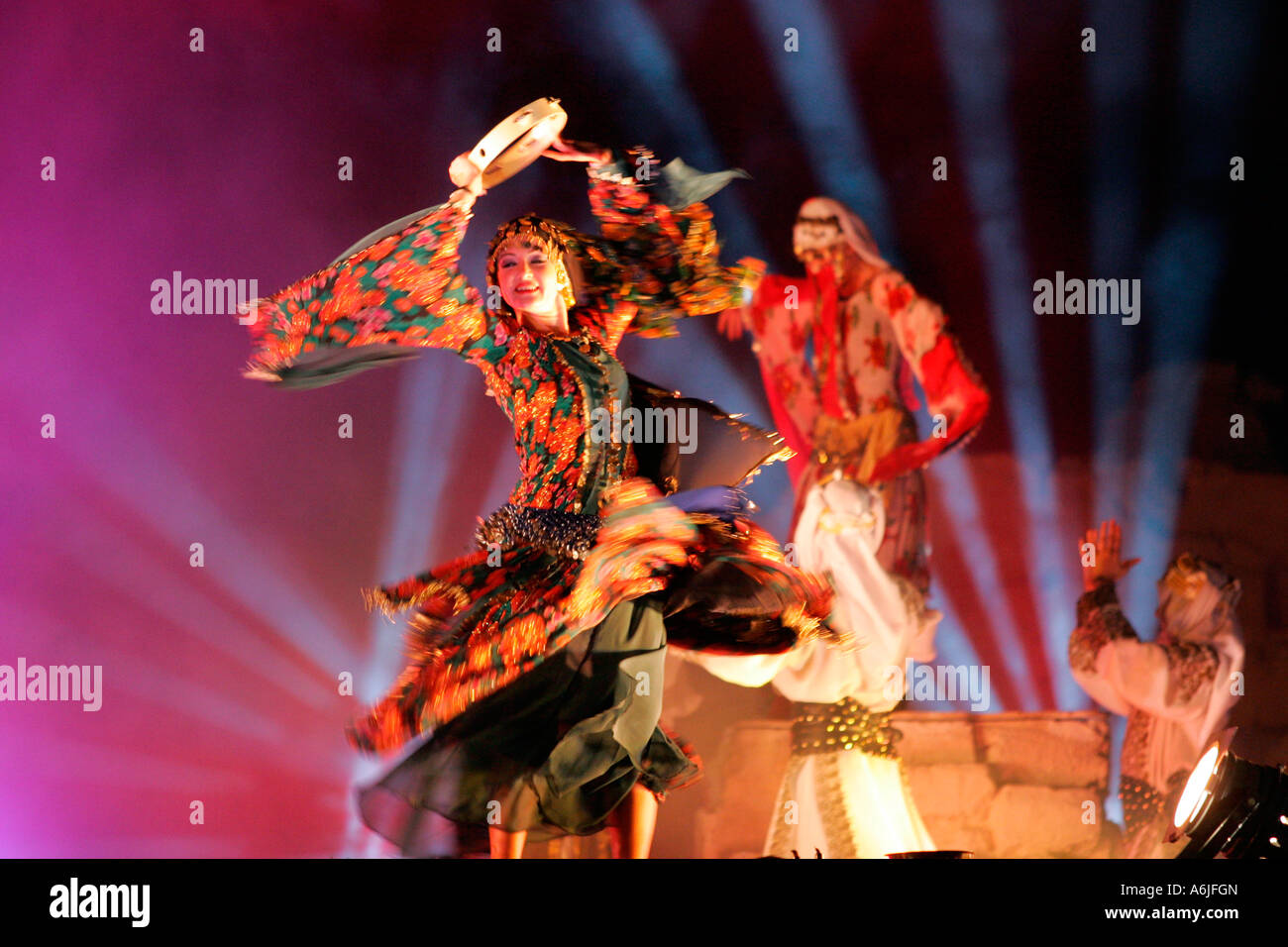 Une danse arabe traditionnelle, Dubaï, Émirats Arabes Unis Photo Stock ...