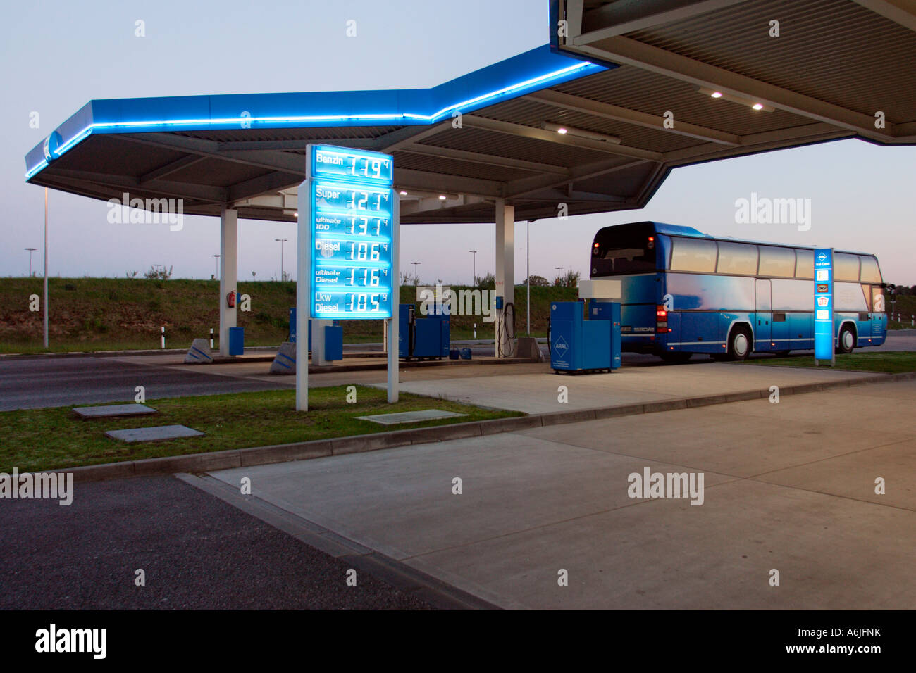 Aral gas station Banque de photographies et d’images à haute résolution ...