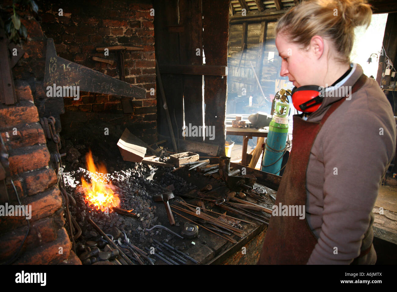 Female blacksmith work forge Banque de photographies et d’images à ...