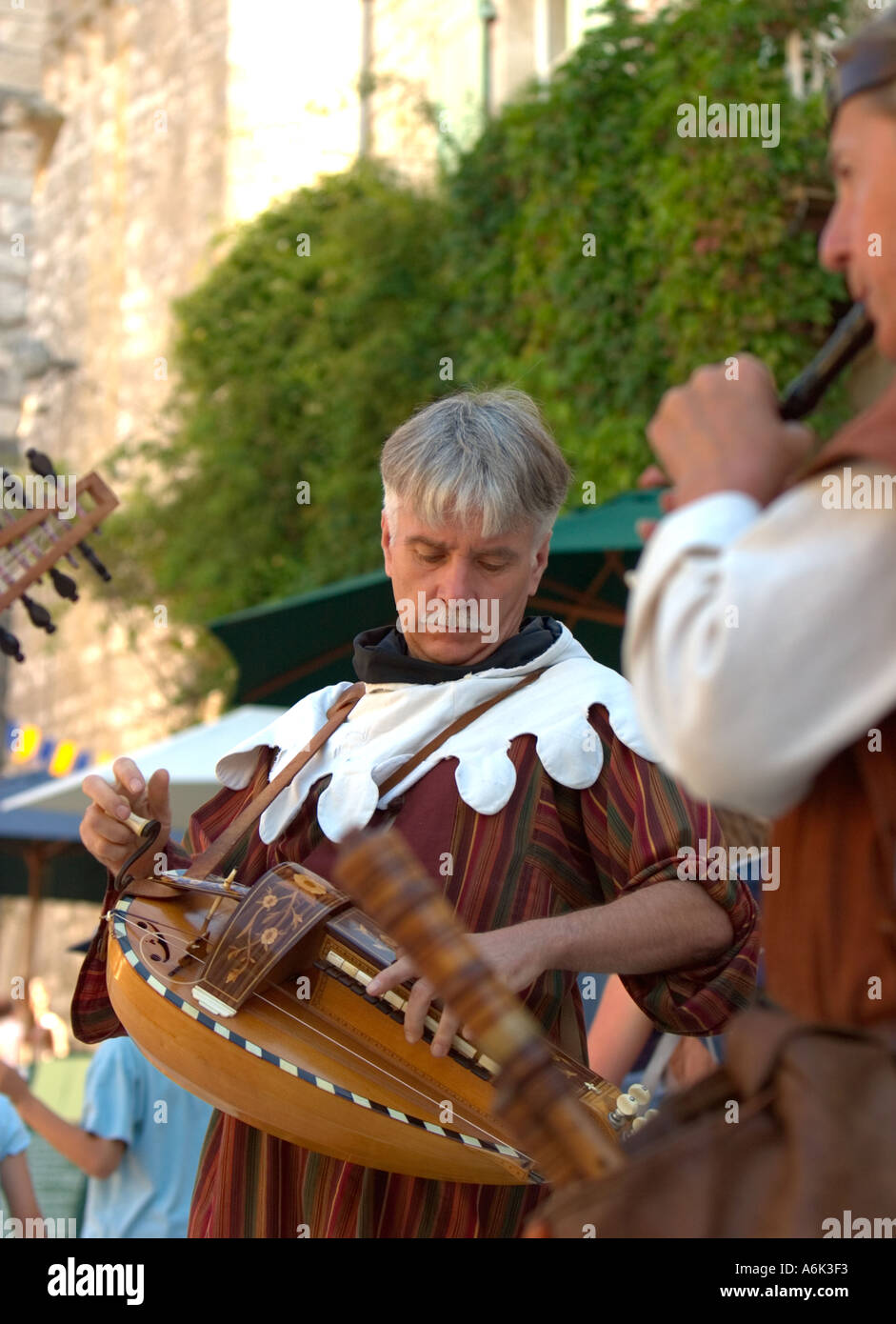 Troubadour medieval avec une flute Banque de photographies et d’images ...