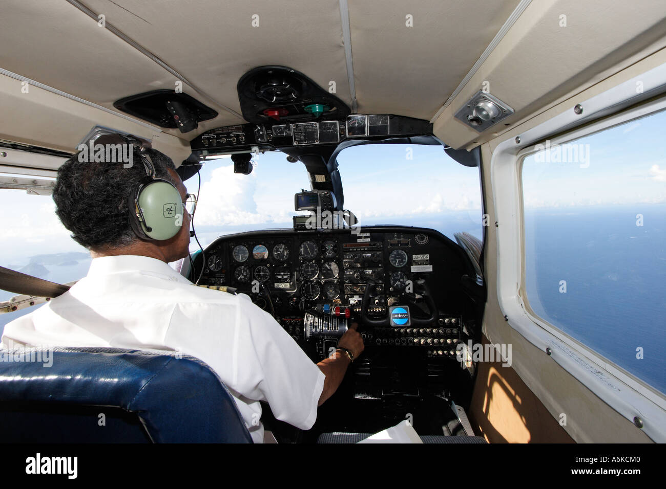 Pilot in a cockpit Banque de photographies et d’images à haute ...