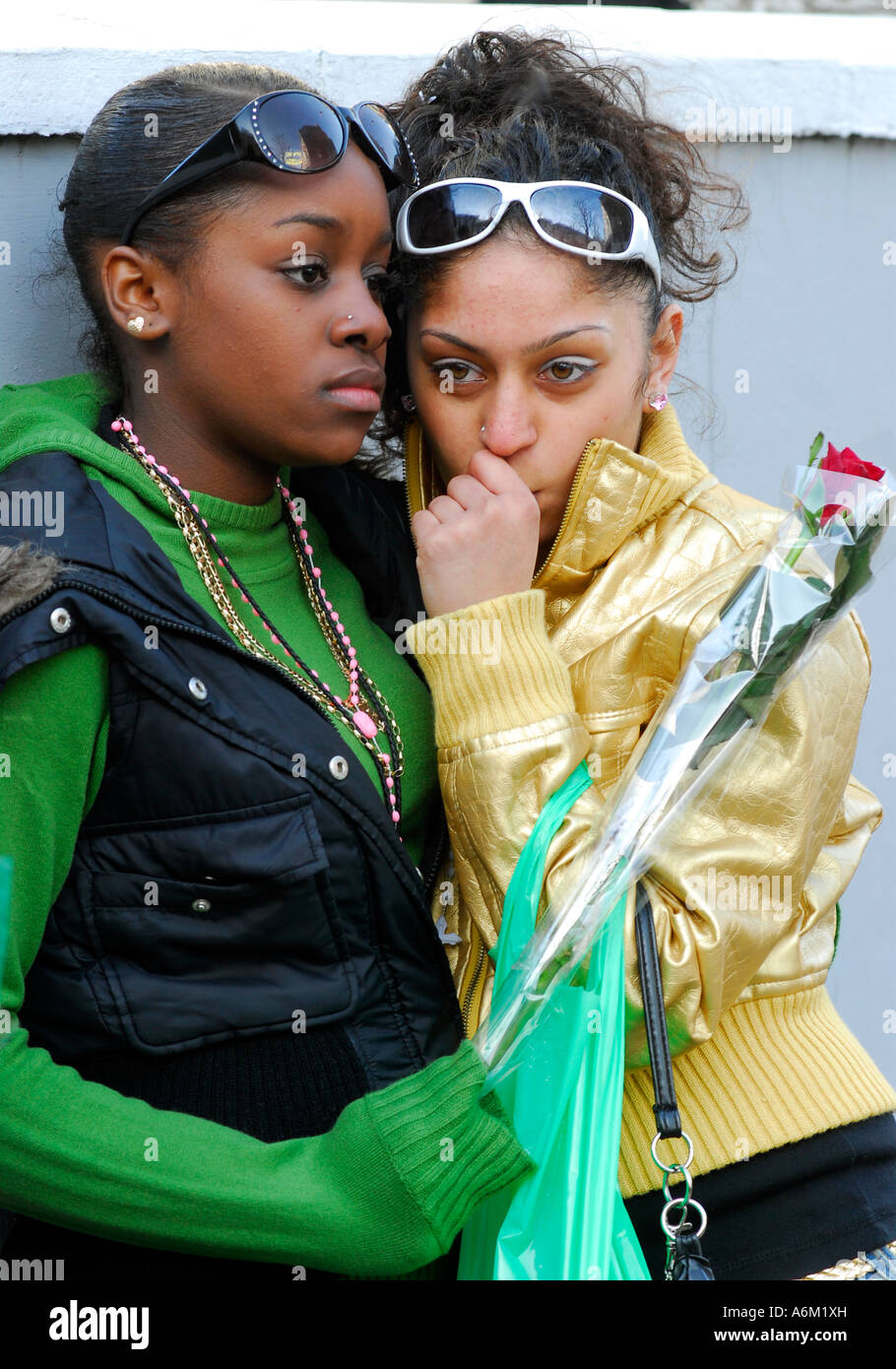 Mort crime meurtre pleureurs fleurs Banque de photographies et d’images ...