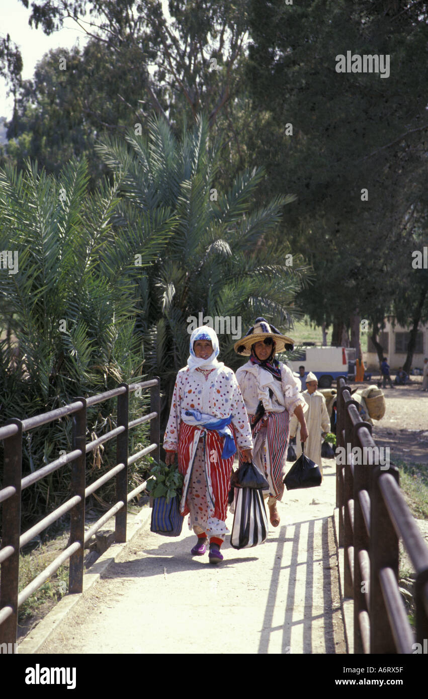 Woman in traditional clothing chefchaouen Banque de photographies et d ...