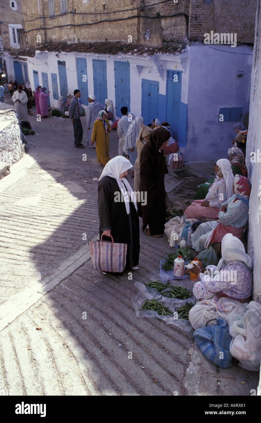 Chefchaouen woman in traditional dress Banque de photographies et d ...