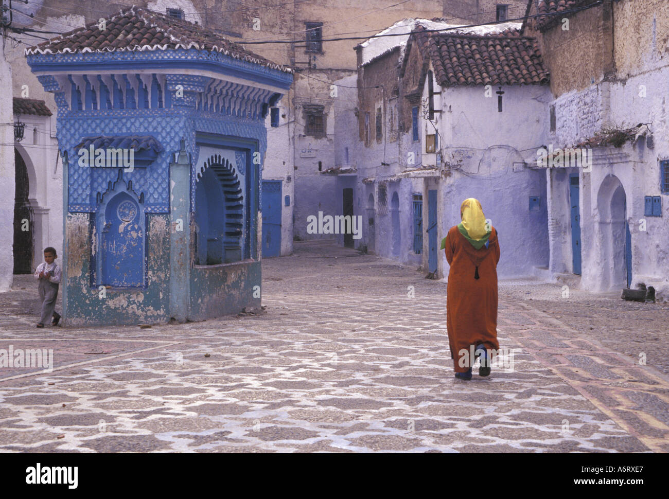 Chefchaouen woman in traditional dress Banque de photographies et d ...
