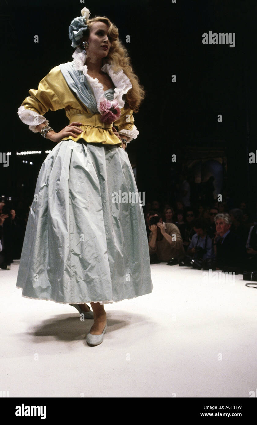 Mode, années 1980, mannequin, pleine longueur, porter jupe et veste ...